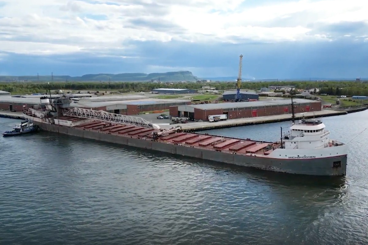 Video: Freighter's near sinking shows risk still exists on the Great ...