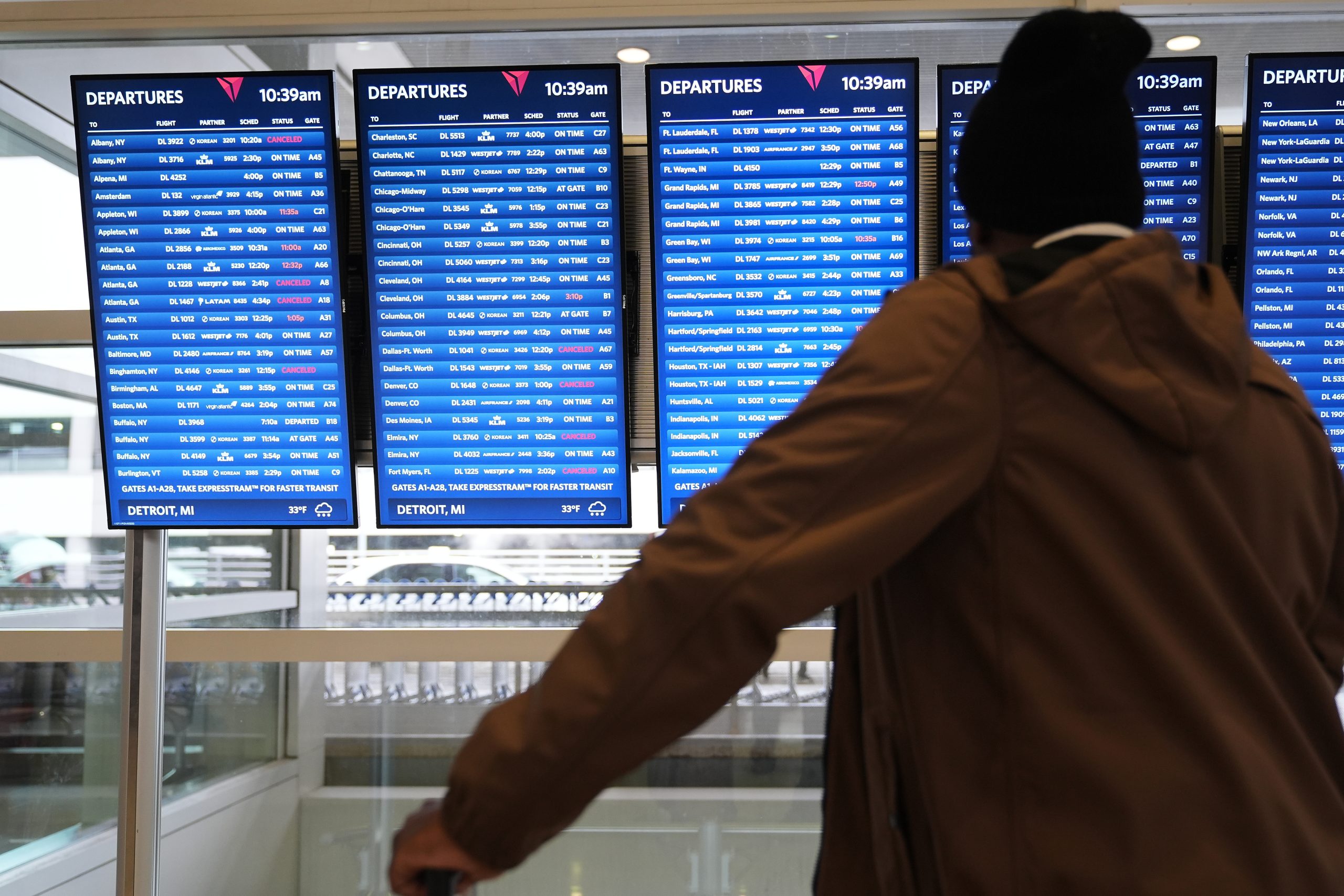 Officials: Detroit flight delays, cancellations continue despite ...
